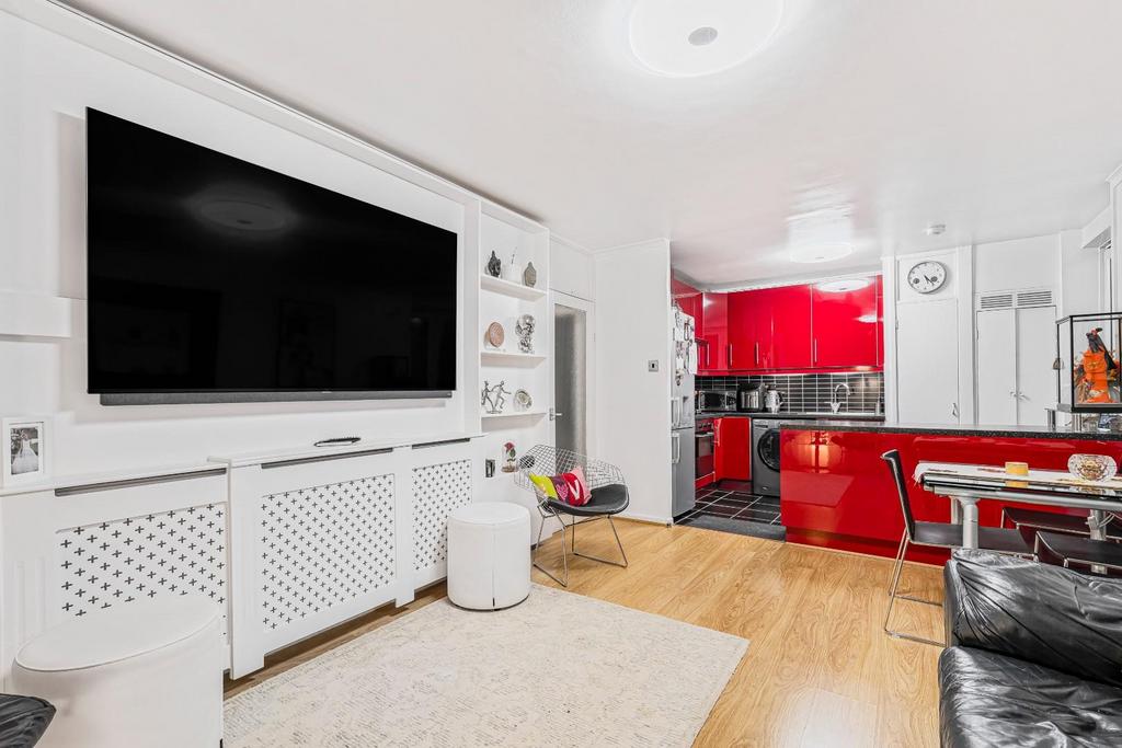 Comber Grove, London, SE5 2 bed flat for sale - £365,000