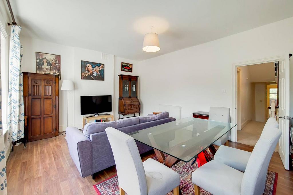 Gleneldon Road, Streatham, London, SW16 3 bed flat - £2,550 pcm (£588 pw)