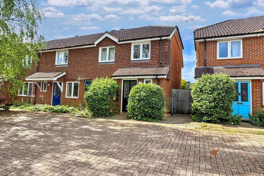 Coopers Rise, Surrey GU7 3 bed end of terrace house - £425,000