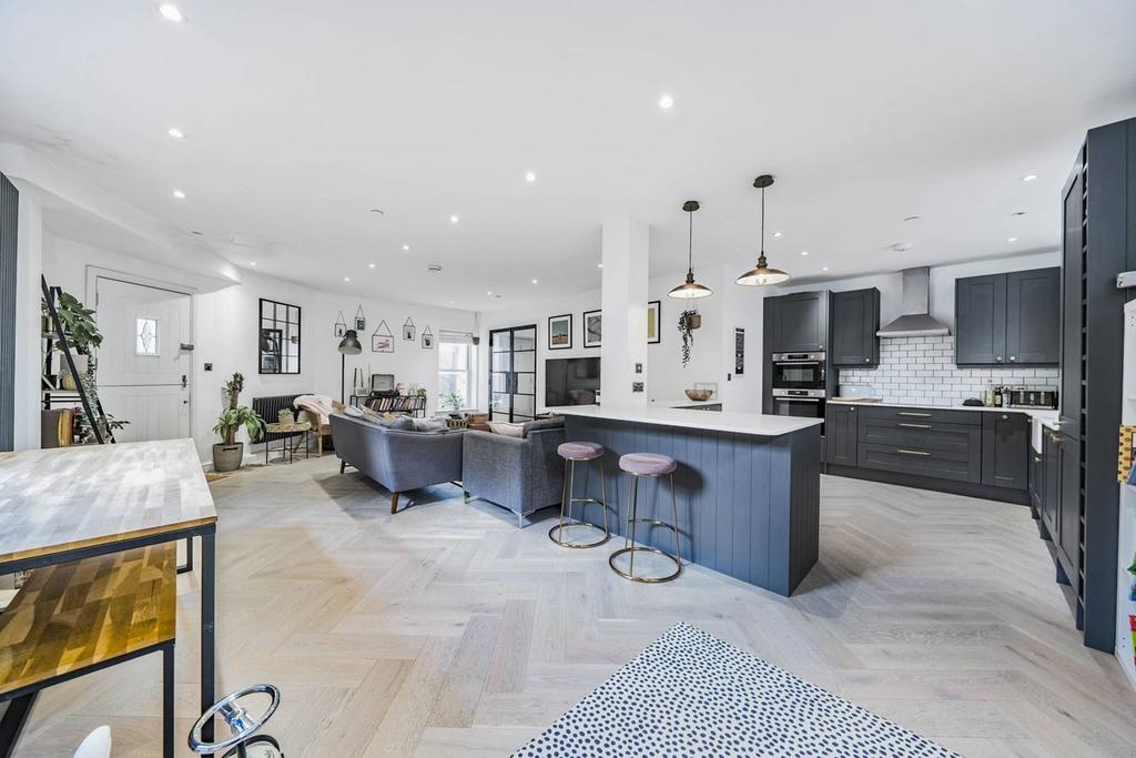 Hayloft, Tooting, SW17 3 bed terraced house - £3,000 pcm (£692 pw)