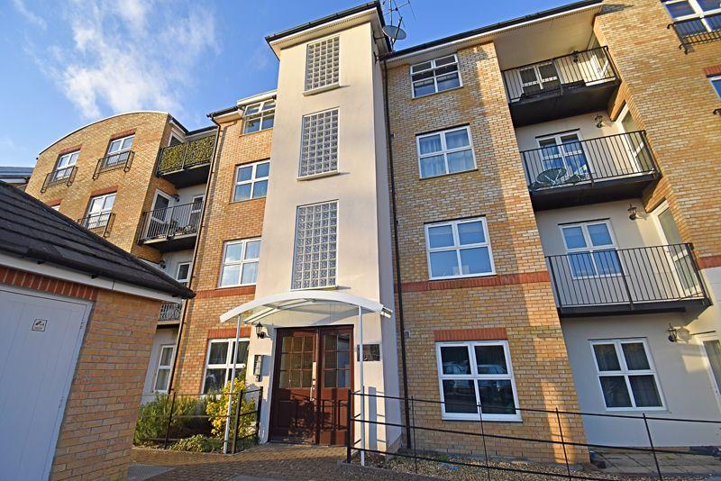 Russell Road, Basingstoke RG21 2 bed apartment - £210,000