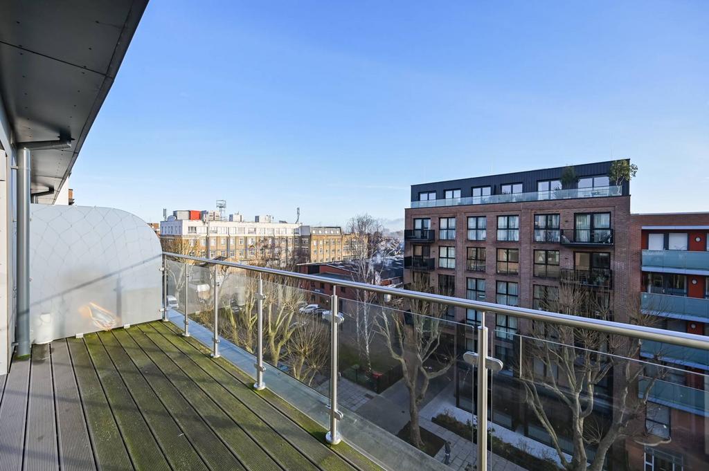 Zenith House, Lawrence Road... 3 bed flat - £2,950 pcm (£681 pw)