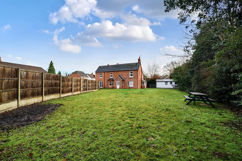 Hyde End Road, Reading RG7 4 bed detached house for sale - £600,000