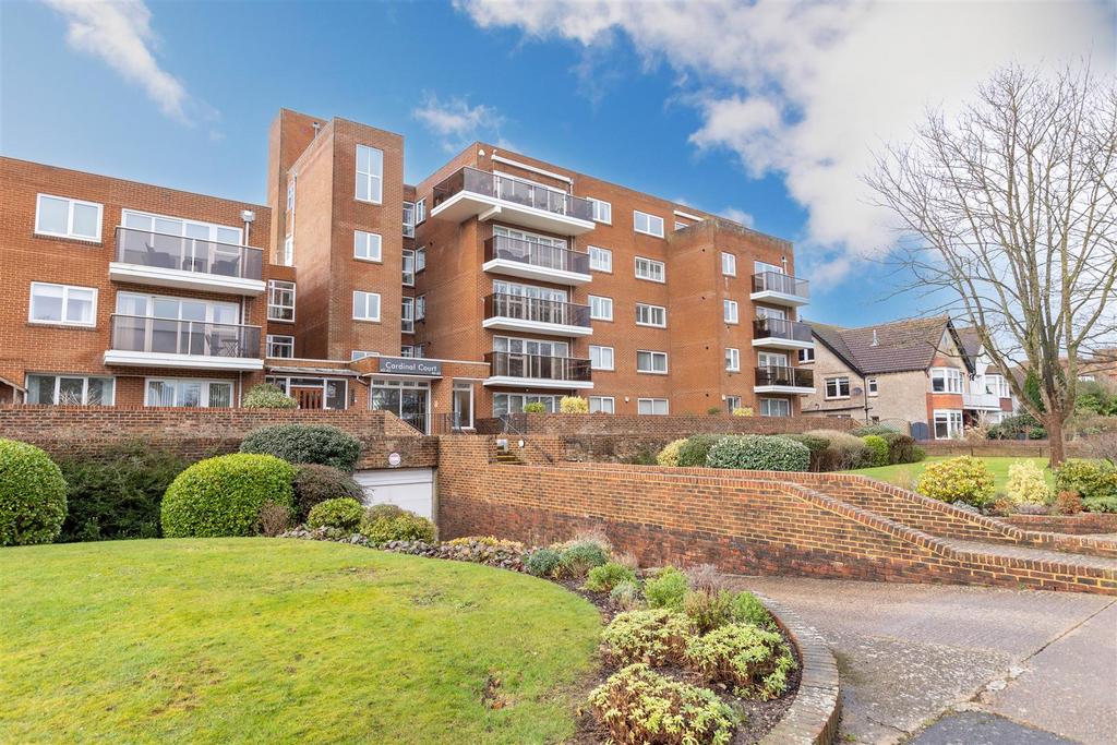 Grand Avenue, Worthing 2 bed flat - £310,000