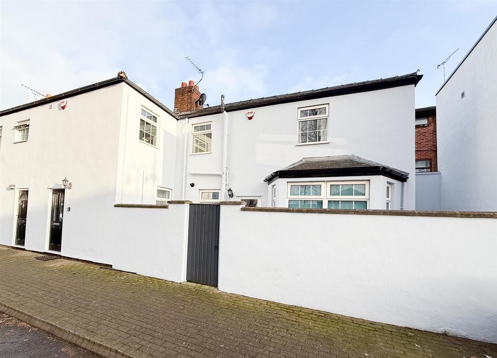 High Street, Cheltenham GL50 3HU 2 bed house - £1,300 pcm (£300 pw)