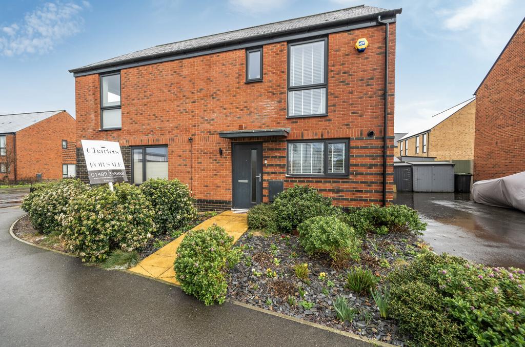 Vengeance Road, Lee-on-the-Solent... 2 bed semi-detached house for sale ...