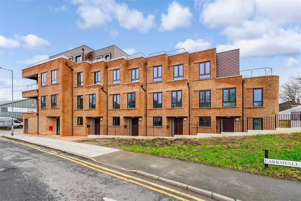 Larkshall Road, London E4 2 bed apartment - £2,100 pcm (£485 pw)