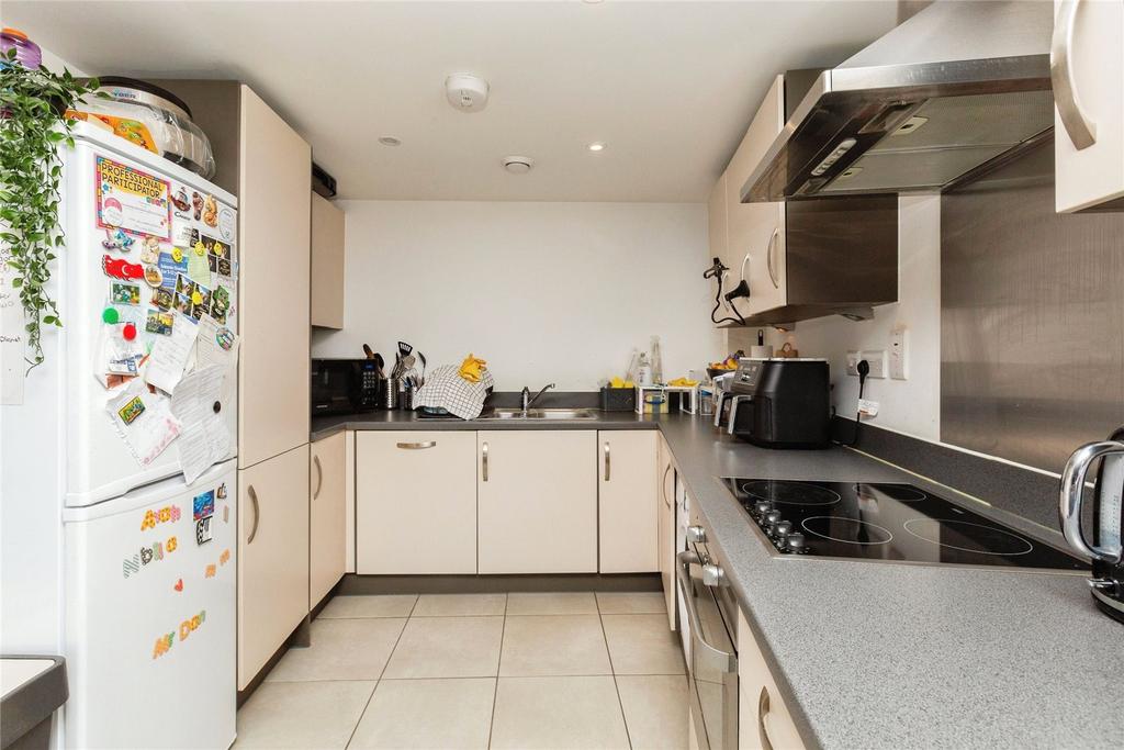 The Serpentine, Aylesbury... 2 bed apartment - £200,000