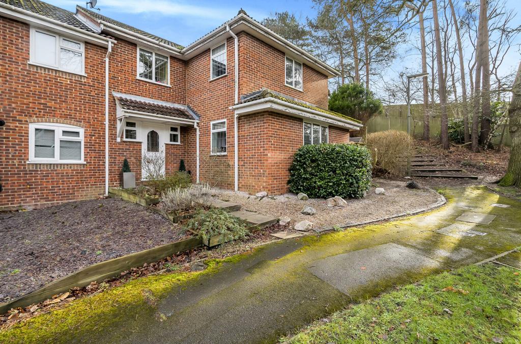 Albert Road, Bagshot, Surrey, GU19 4 bed end of terrace house for sale ...