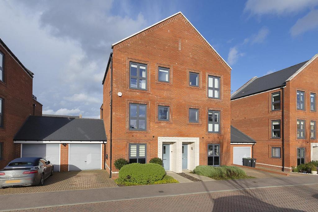 Ruton Square, Kings Hill, ME19 4SH 3 bed townhouse - £525,000
