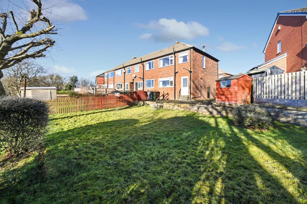 Westfield Oval, Yeadon, Leeds 3 bed end of terrace house - £220,000