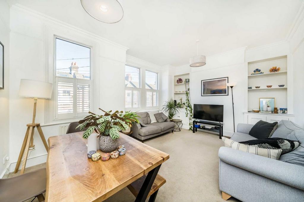 Glasford Street, London SW17 3 bed maisonette - £3,200 pcm (£738 pw)