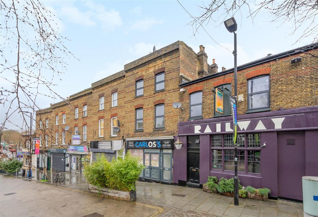 Station Rise, West Norwood, SE27 4 bed flat - £2,500 pcm (£577 pw)