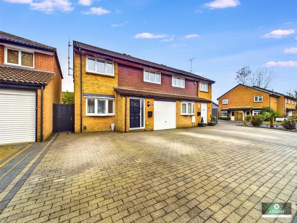 The Cackstones, Crawley RH10 3 bed semi-detached house - £425,000