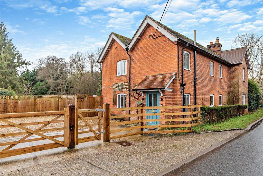 Enborne Row, Wash Water, Newbury, RG20 3 bed semi-detached house - £550,000