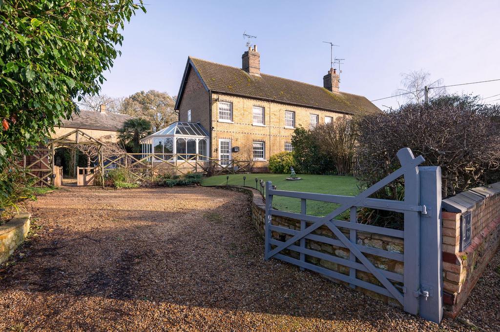Chapel Row, Huntingdon PE28 3 bed end of terrace house for sale - £350,000
