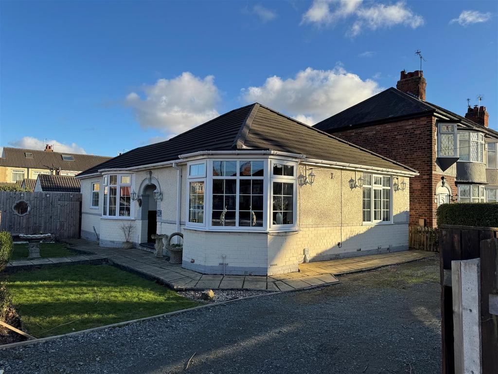 Pickering Road, Hull 2 bed detached bungalow - £240,000