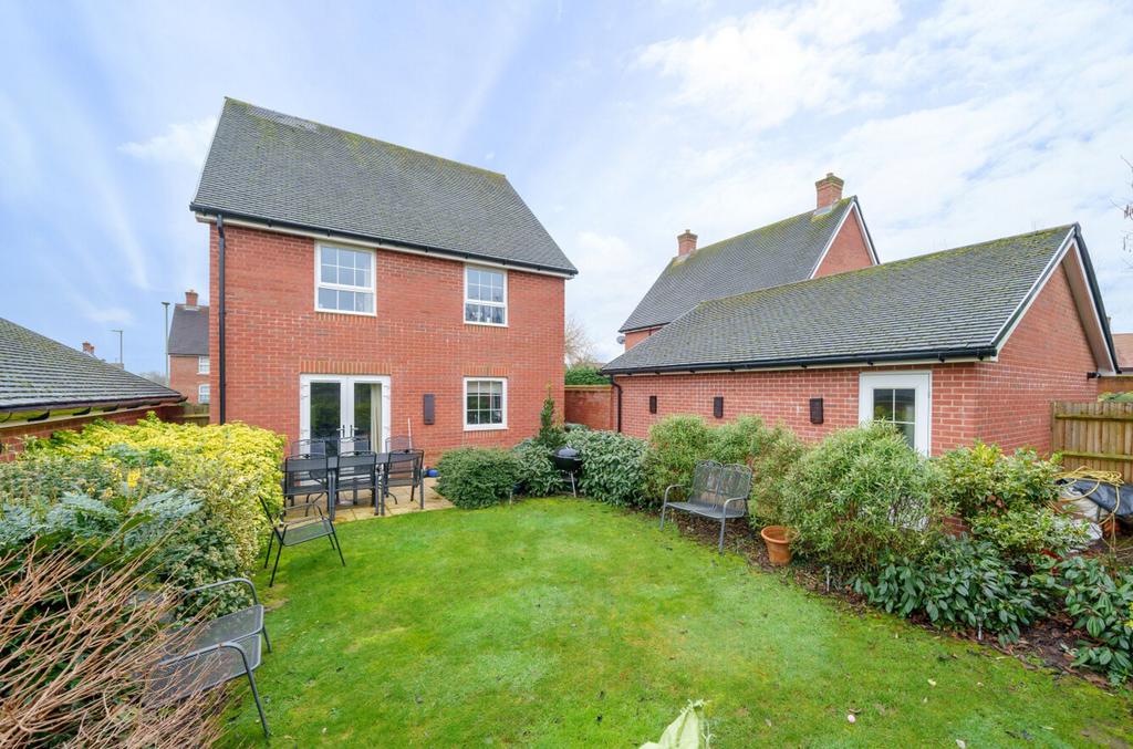 Weald Way, Petersfield, GU31 4 bed detached house - £650,000