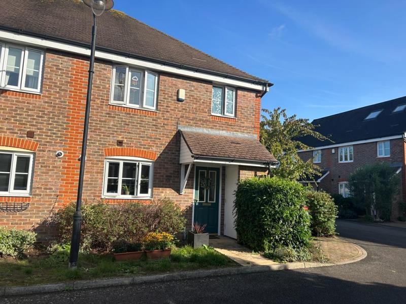 16 Bicknell Close, Guildford GU1 3 bed semi-detached house - £2,250 pcm ...