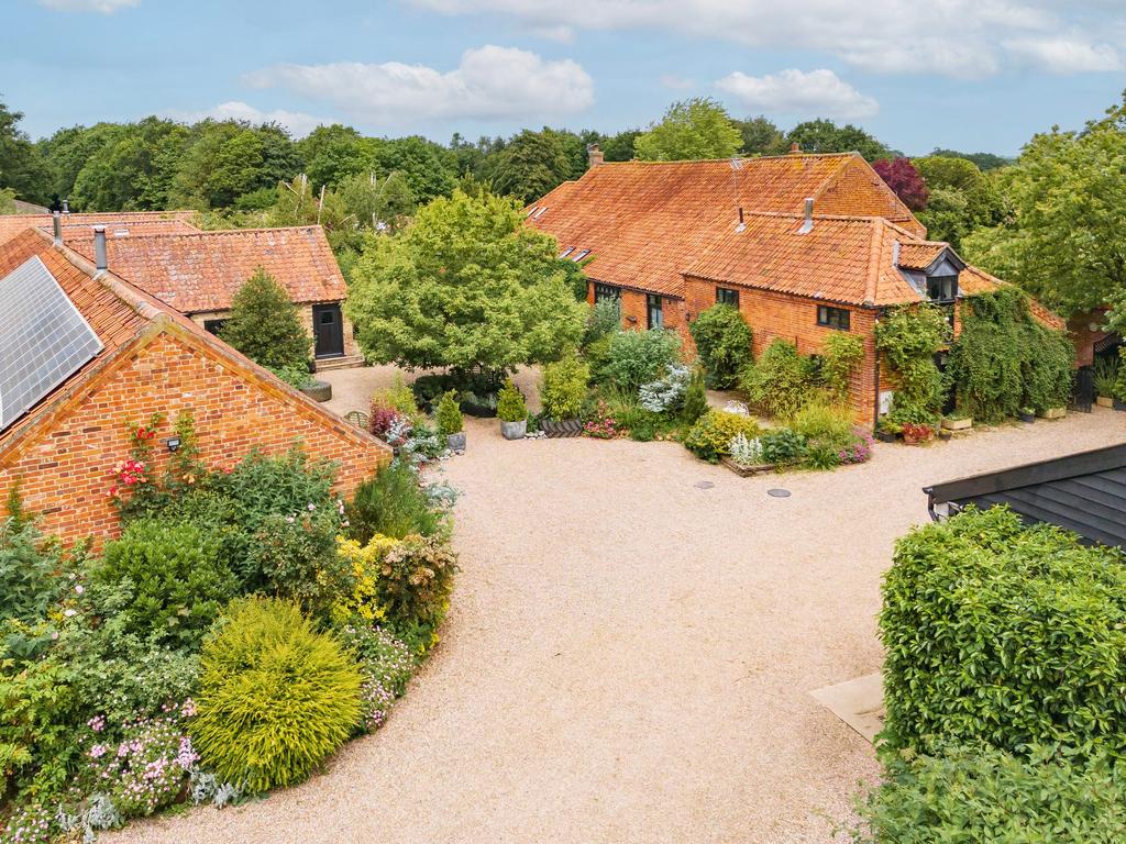 Hindolveston Road, Roundabout Farm... 5 bed barn conversion to rent - £ ...