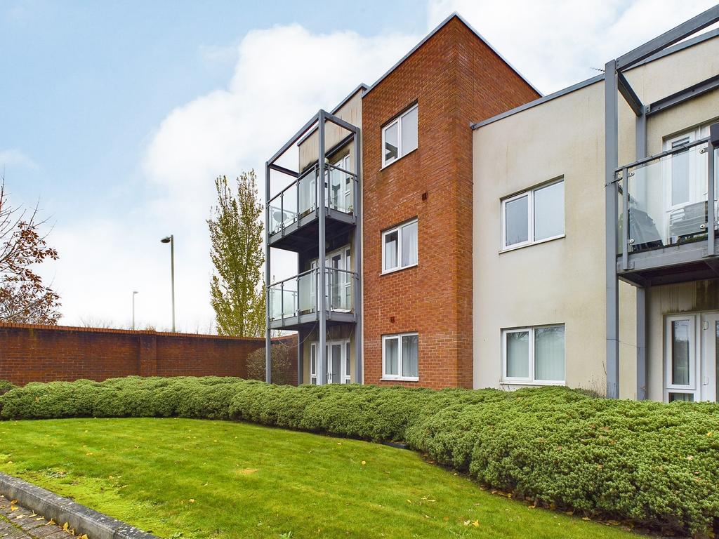 Lowe Gardens, Popley, Basingstoke, RG24 2 bed flat for sale - £200,000