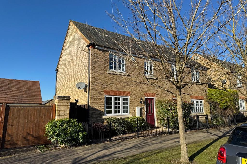Hardy Way, Fairfield, Hitchin, SG5 3 bed semi-detached house - £450,000