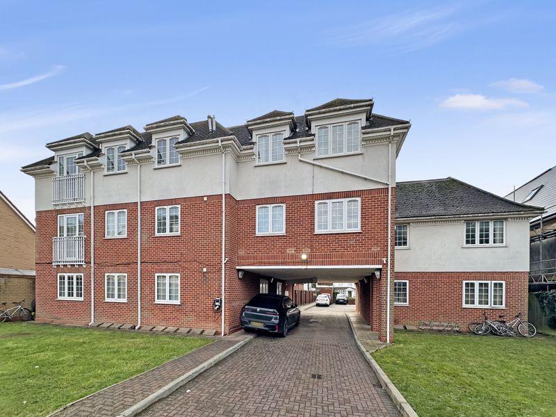 Langley Road, Slough, SL3 2 bed flat to rent - £1,550 pcm (£358 pw)