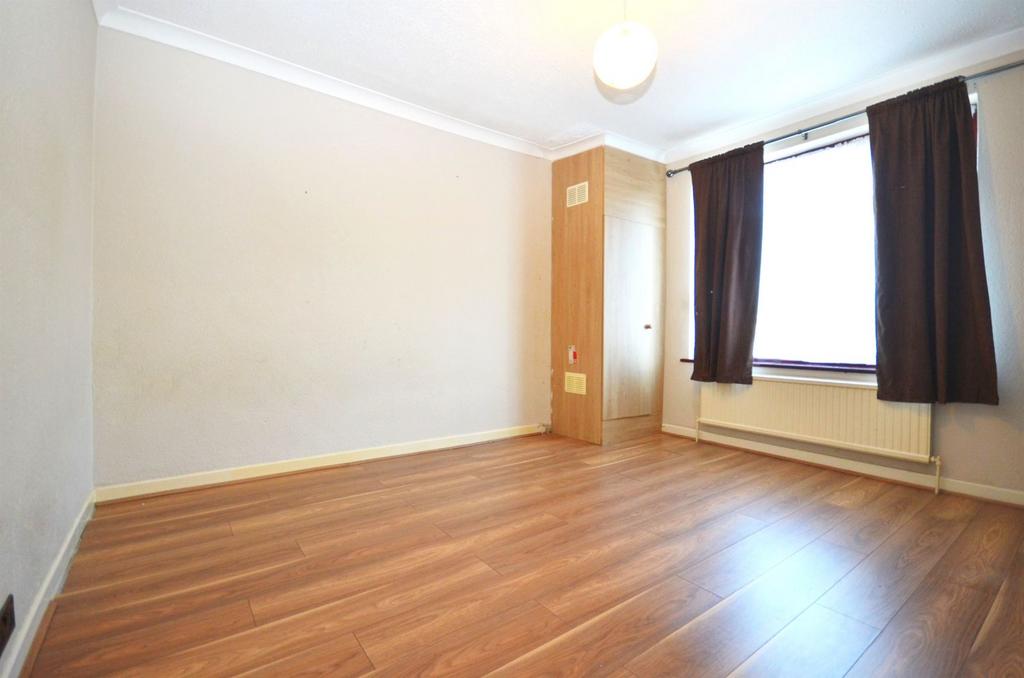 Grosvenor Crescent, Kingsbury NW9 9DA 4 bed terraced house - £2,350 pcm ...