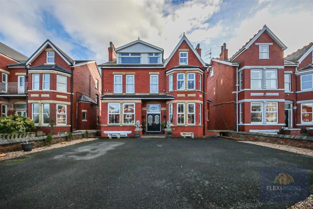 Lathom Road, Southport PR9 7 bed detached house - £530,000
