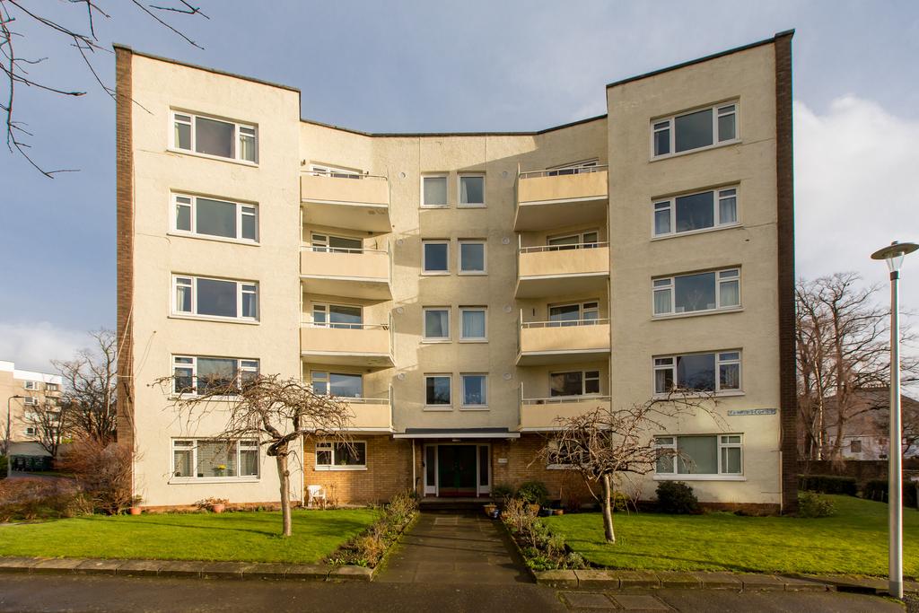 82 Falcon Court, Edinburgh, EH10 4AG 3 bed flat - £300,000