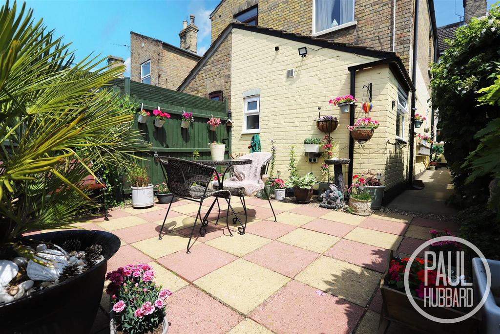 Beresford Road, Lowestoft, NR32 4 bed terraced house - £210,000
