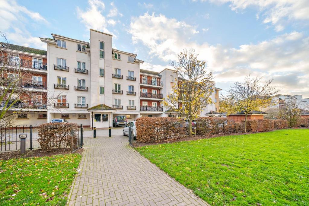 Chantry Close, London 2 bed flat - £1,700 pcm (£392 pw)