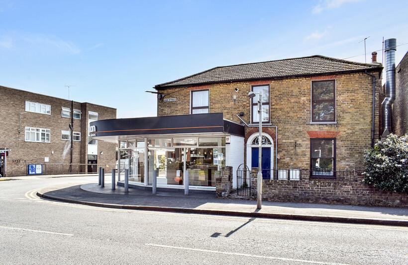 High Street, Hadleigh, Benfleet, Essex 3 bed apartment - £1,300 pcm (£ ...