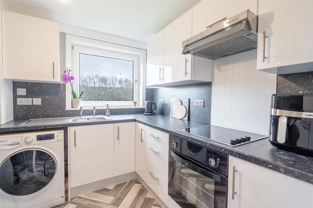 Myrekirk Terrace, Dundee DD2 3 bed flat for sale - £87,000