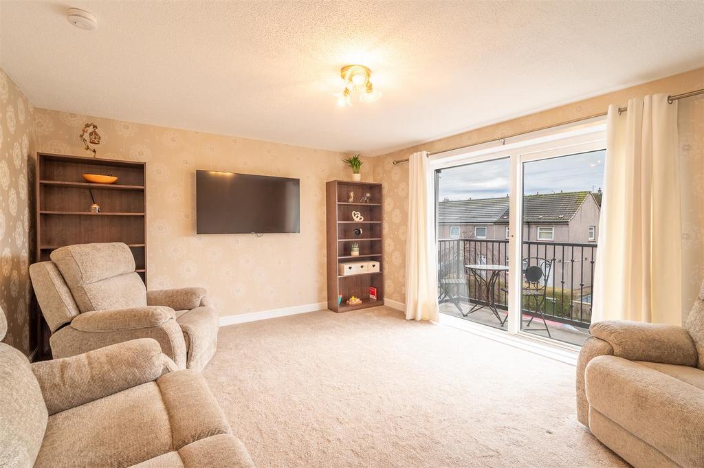 Myrekirk Terrace, Dundee DD2 3 bed flat for sale - £87,000