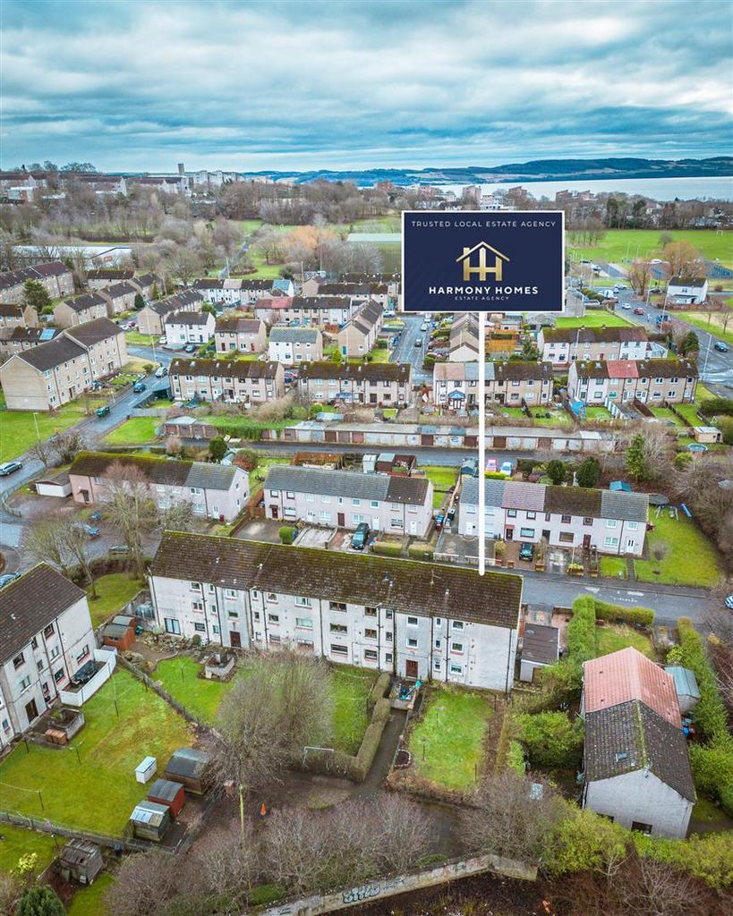 Myrekirk Terrace, Dundee DD2 3 bed flat for sale - £87,000
