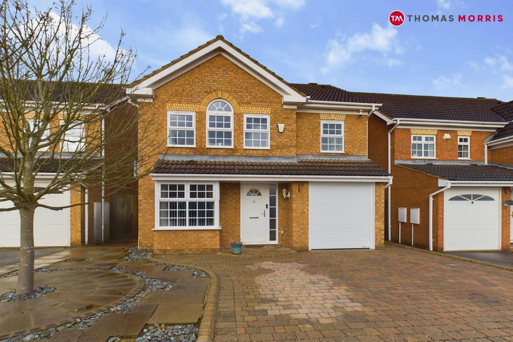 Clover Close, Bedfordshire SG18 4 bed detached house - £550,000