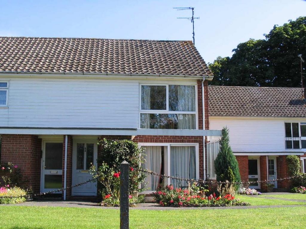 Neville Close, Hampshire RG21 2 bed maisonette - £1,350 pcm (£312 pw)