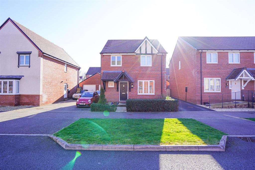 Birdwood Crescent, Bideford 4 bed detached house - £370,000