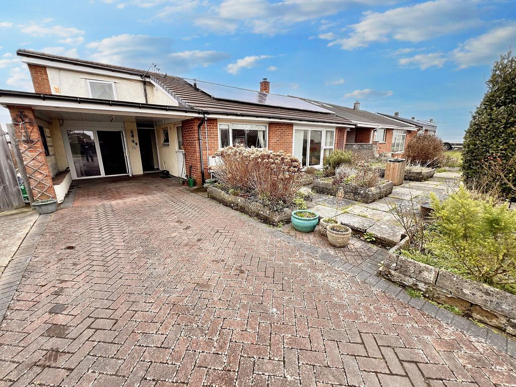 Matthew Road, Rhoose, CF62 4 bed detached bungalow for sale - £385,000