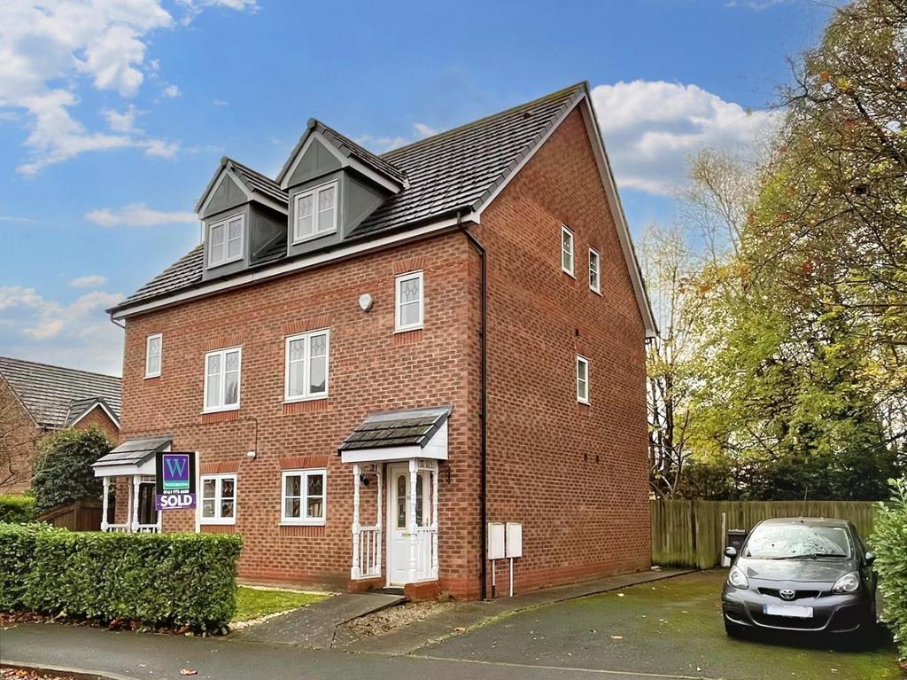 Lawnhurst Avenue, Wythenshawe... 4 bed townhouse - £1,600 pcm (£369 pw)