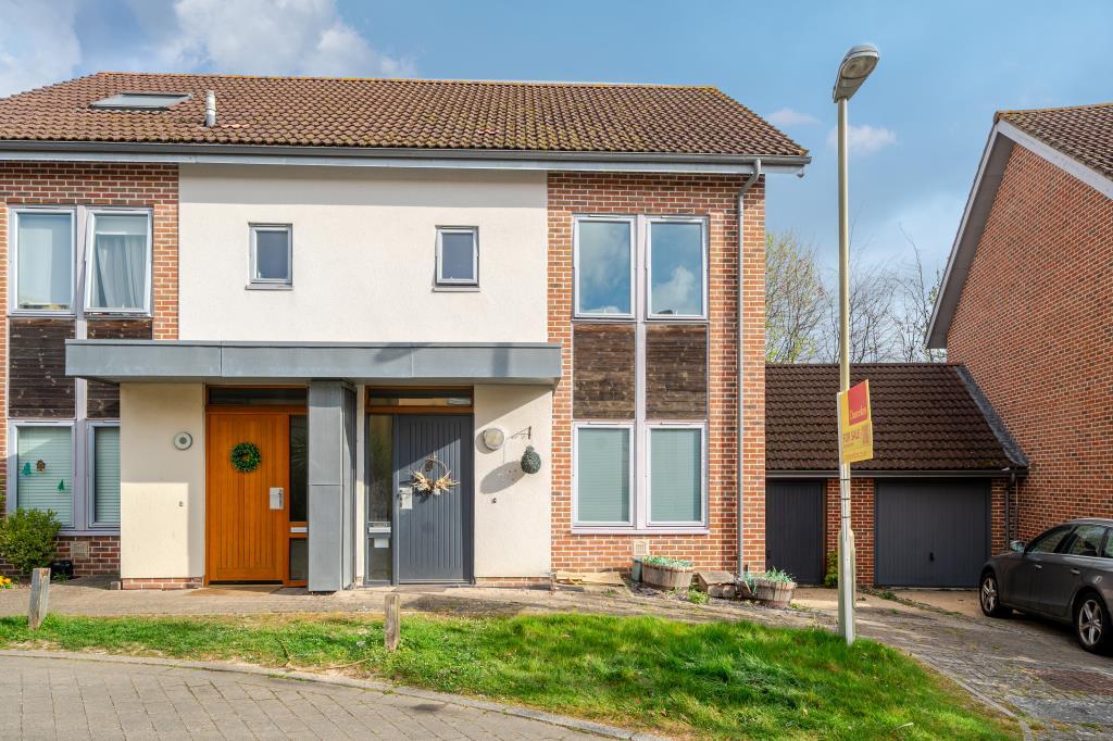 Rooksdown, Basingstoke, RG24 3 bed semi-detached house - £370,000