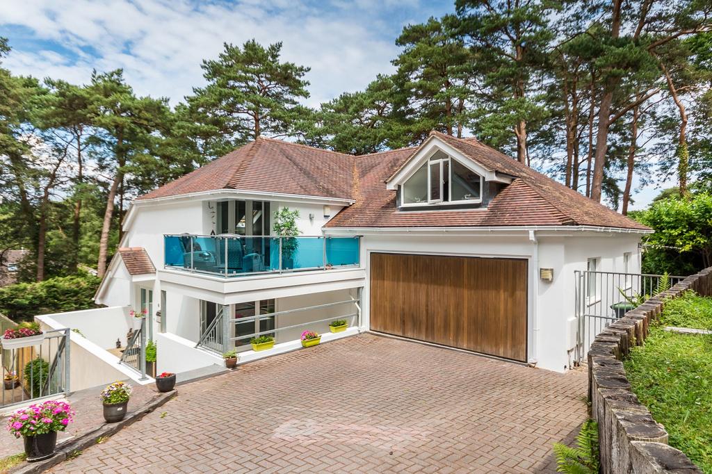 Pinewood Road, Ringwood BH24 4 bed detached house - £3,000 pcm (£692 pw)
