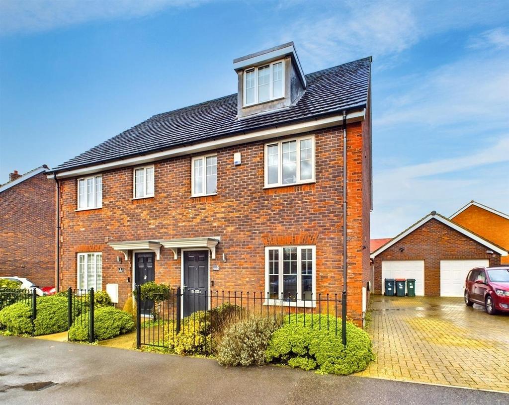 Foxglove Drive, Forgewood RH10 3 bed semi-detached house - £470,000