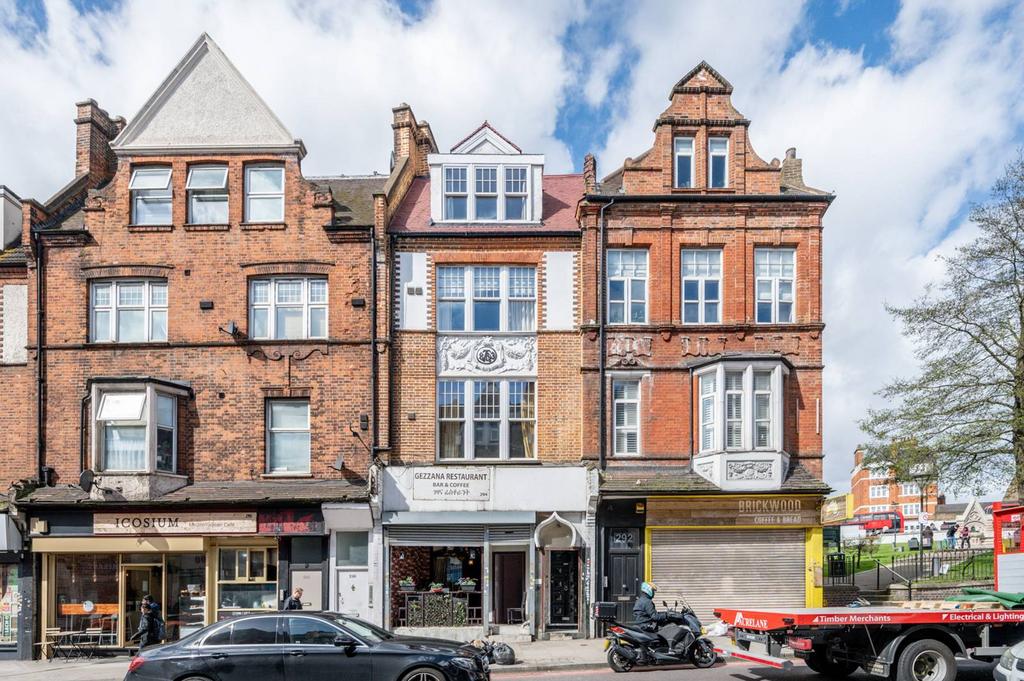 Streatham High Road, Streatham... Mixed use - £3,295 pcm (£760 pw)