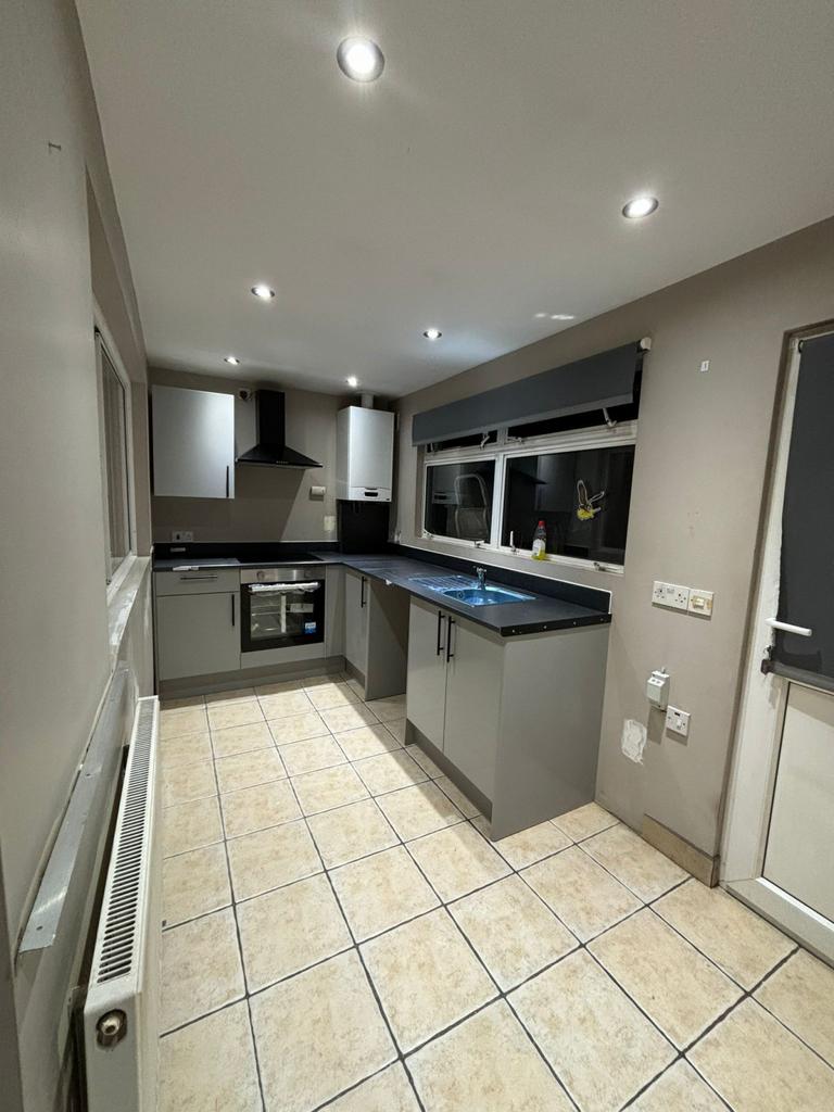 Middlesex, EN3 1 bed flat - £1,050 pcm (£242 pw)