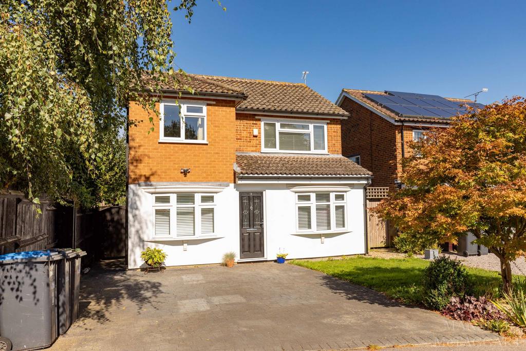 Bramble Close, Crawley RH10 4 bed detached house for sale - £560,000