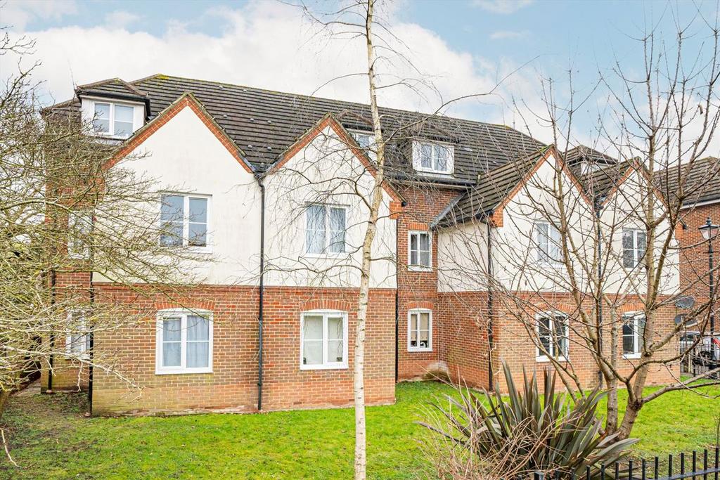Langridge Mews, Hampton TW12 2 bed flat for sale - £300,000