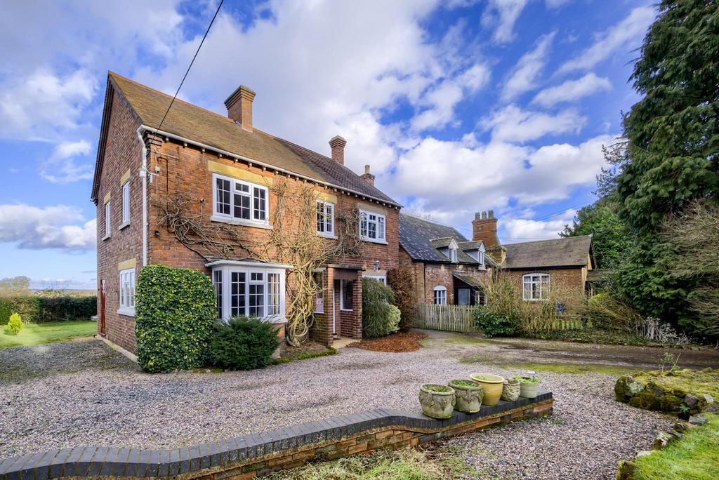 Fox Lane, Elmhurst, Lichfield, WS13 3 bed detached house - £2,000 pcm ...