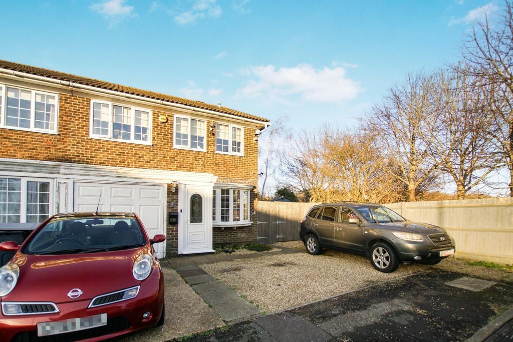 Lakelands Close, Eastbourne BN22 4 bed semi-detached house - £350,000